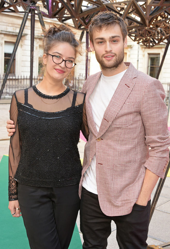 Bet You Never Knew These Mega Stars’ Less Famous Siblings - PicTellMe