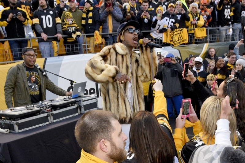 The Biggest, and Most Famous, Fans of Every NFL Team - Pictellme